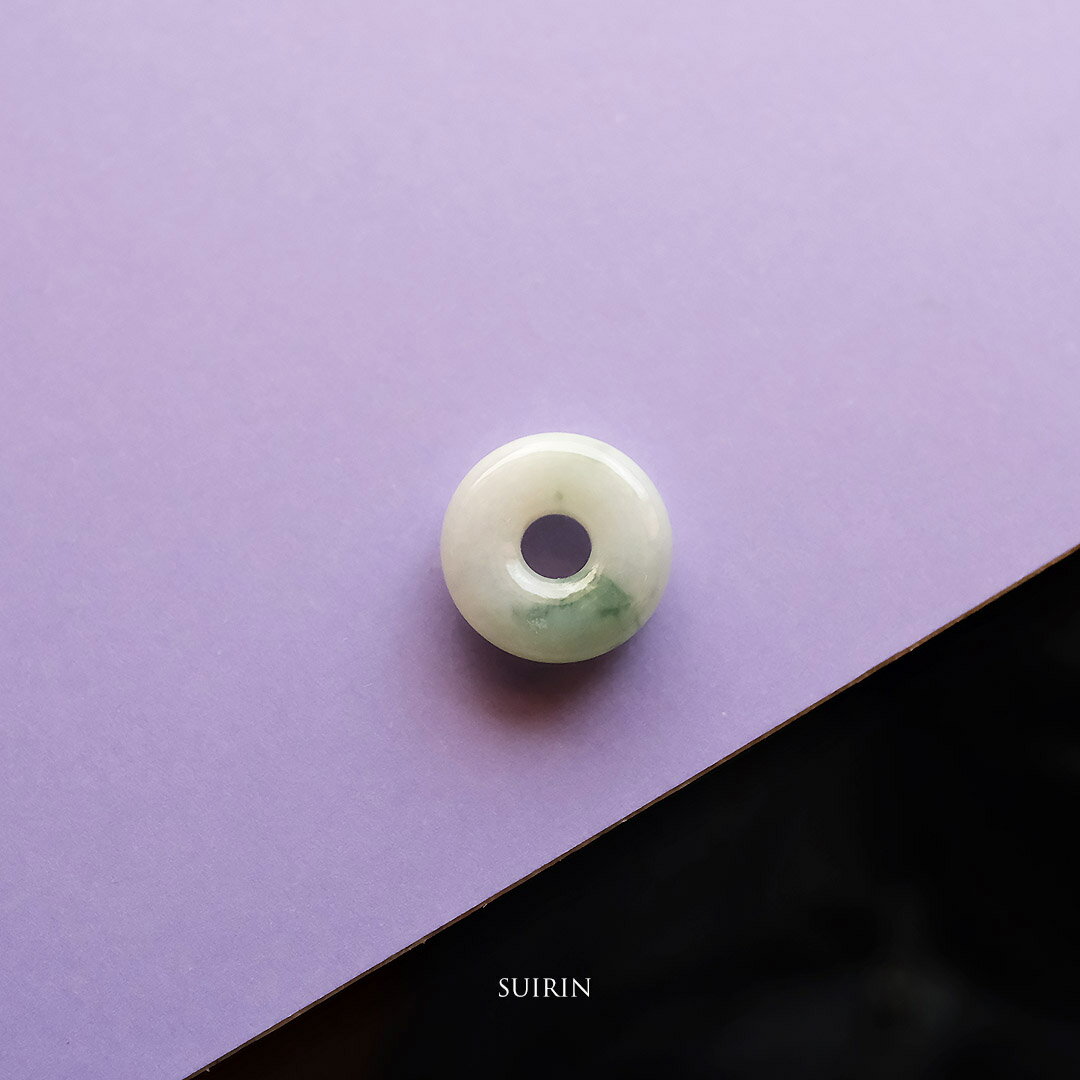 ■ 翡翠選びのポイント 翡翠はよく似た紛らわしい石のほかにも、偽物が大変多く出回っています。 従って、硬玉の中でも、その翡翠が本物か偽物かを見極めることが重要と なってきます。 質の良くない翡翠に染色や樹脂含浸を施し、高価に見せかけたものは...