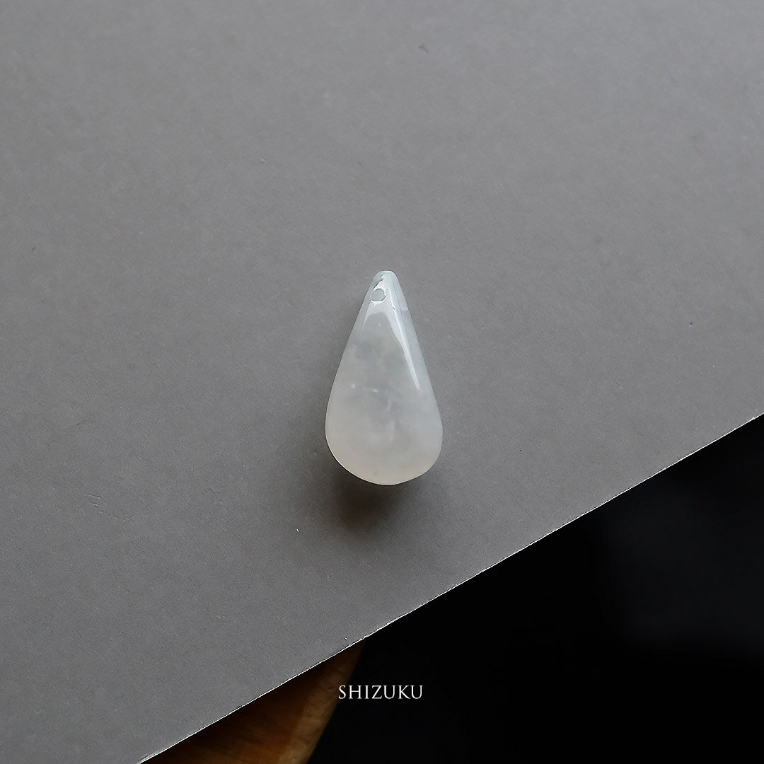 ■ 翡翠選びのポイント 翡翠はよく似た紛らわしい石のほかにも、偽物が大変多く出回っています。 従って、硬玉の中でも、その翡翠が本物か偽物かを見極めることが重要と なってきます。 質の良くない翡翠に染色や樹脂含浸を施し、高価に見せかけたものは...