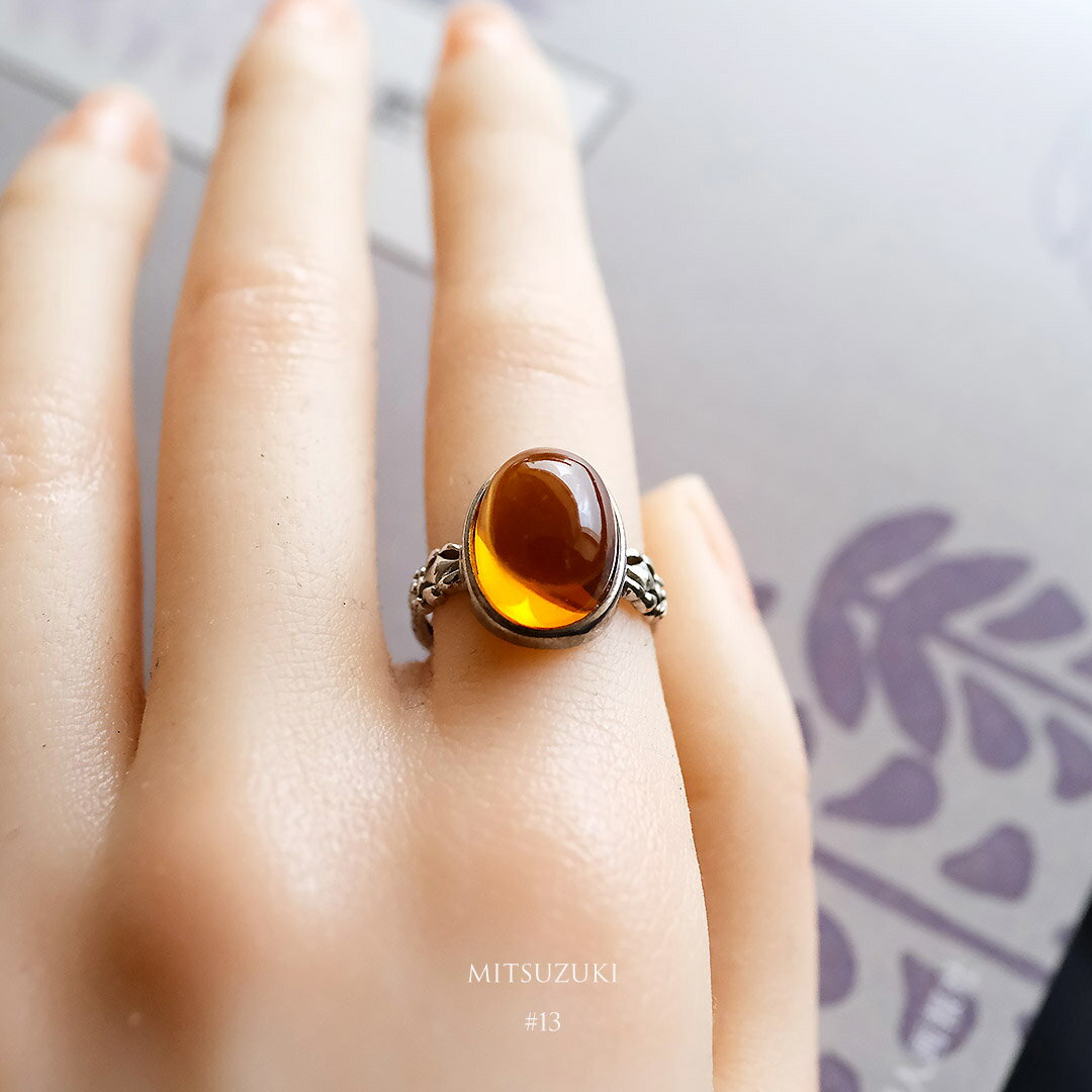 ■ 翡翠選びのポイント 翡翠はよく似た紛らわしい石のほかにも、偽物が大変多く出回っています。 従って、硬玉の中でも、その翡翠が本物か偽物かを見極めることが重要と なってきます。 質の良くない翡翠に染色や樹脂含浸を施し、高価に見せかけたものは...