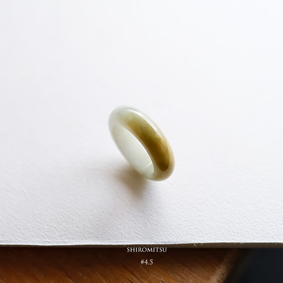 ■ 翡翠選びのポイント 翡翠はよく似た紛らわしい石のほかにも、偽物が大変多く出回っています。 従って、硬玉の中でも、その翡翠が本物か偽物かを見極めることが重要と なってきます。 質の良くない翡翠に染色や樹脂含浸を施し、高価に見せかけたものは...