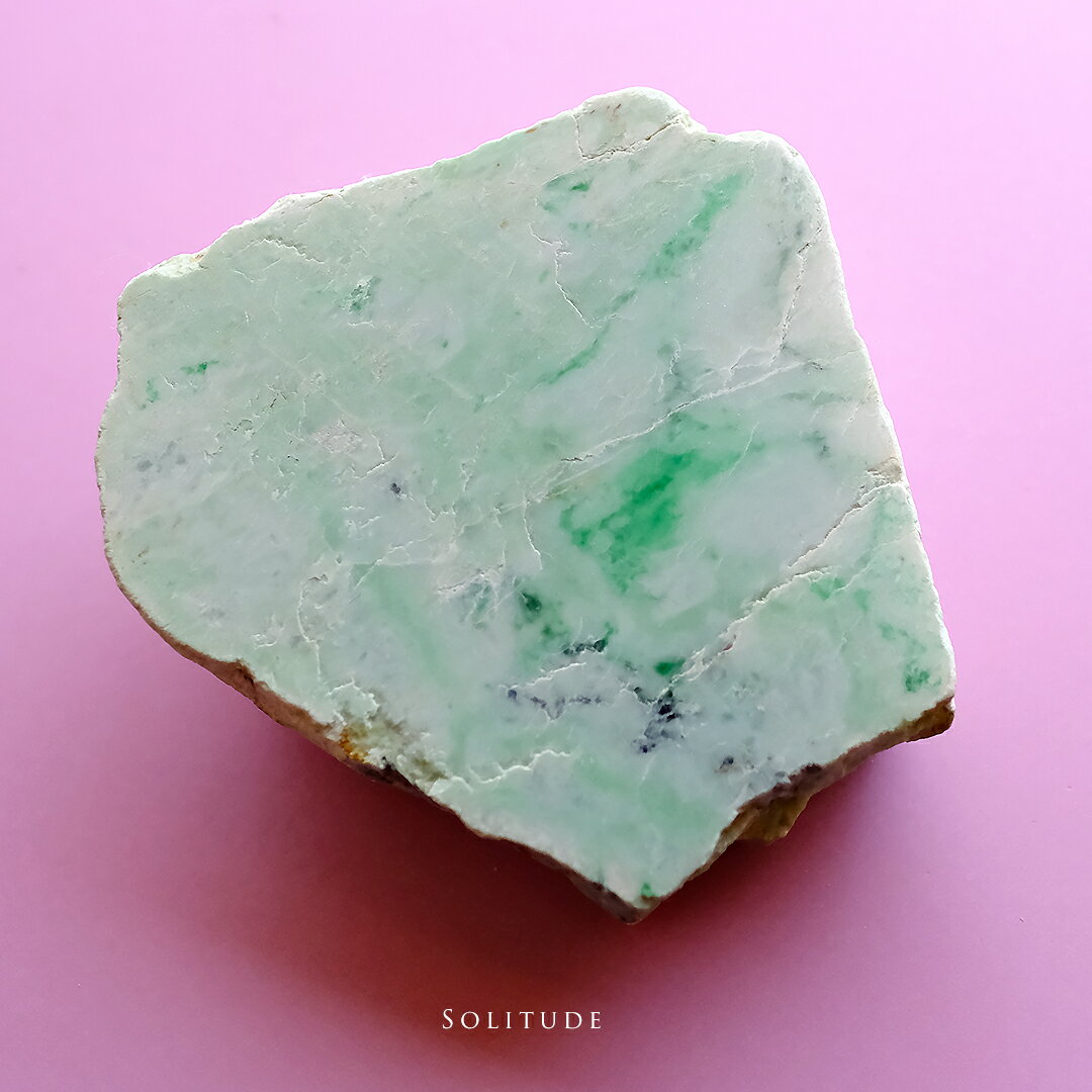 ■ 翡翠選びのポイント 翡翠はよく似た紛らわしい石のほかにも、偽物が大変多く出回っています。 従って、硬玉の中でも、その翡翠が本物か偽物かを見極めることが重要と なってきます。 質の良くない翡翠に染色や樹脂含浸を施し、高価に見せかけたものは...