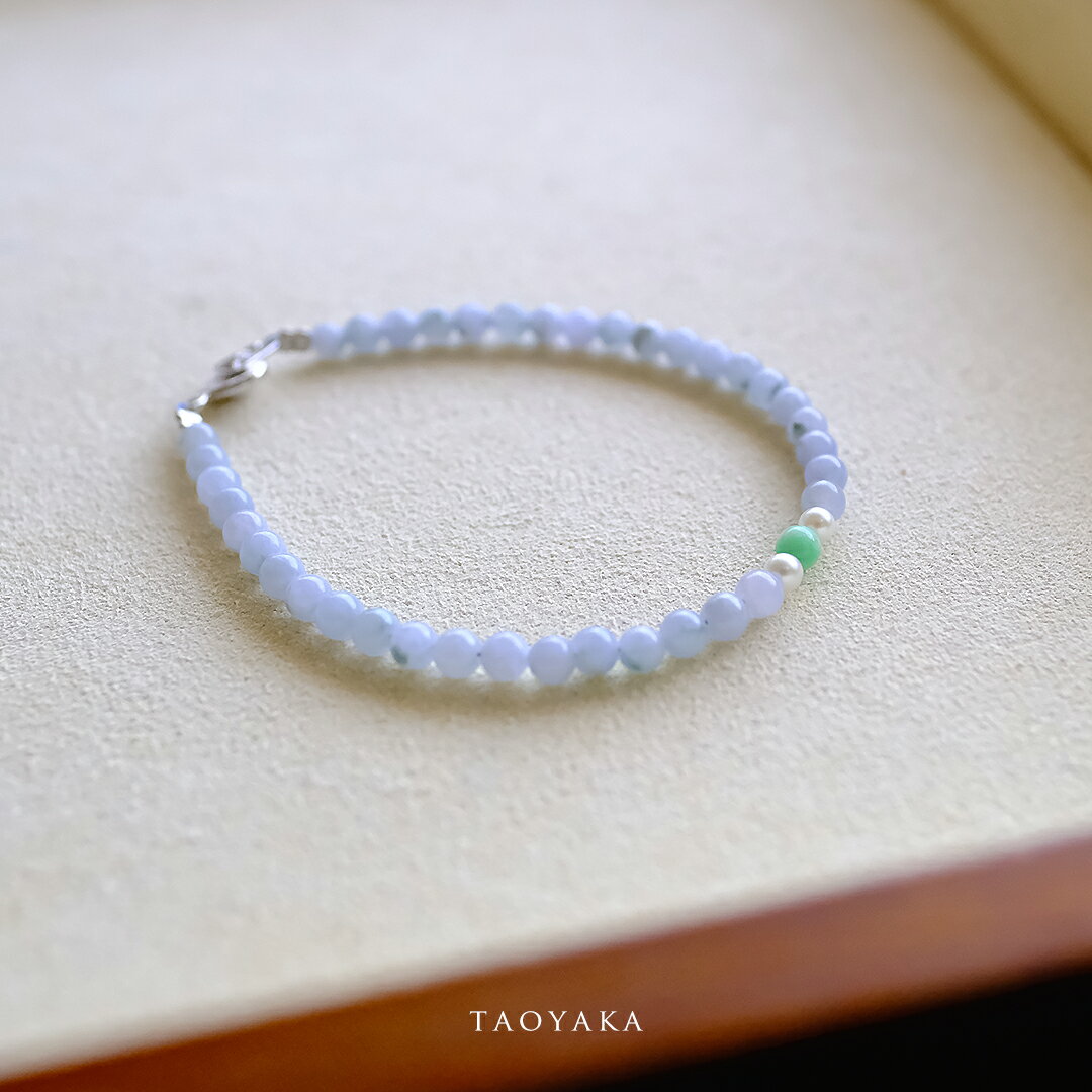 ■ 翡翠選びのポイント 翡翠はよく似た紛らわしい石のほかにも、偽物が大変多く出回っています。 従って、硬玉の中でも、その翡翠が本物か偽物かを見極めることが重要と なってきます。 質の良くない翡翠に染色や樹脂含浸を施し、高価に見せかけたものは...