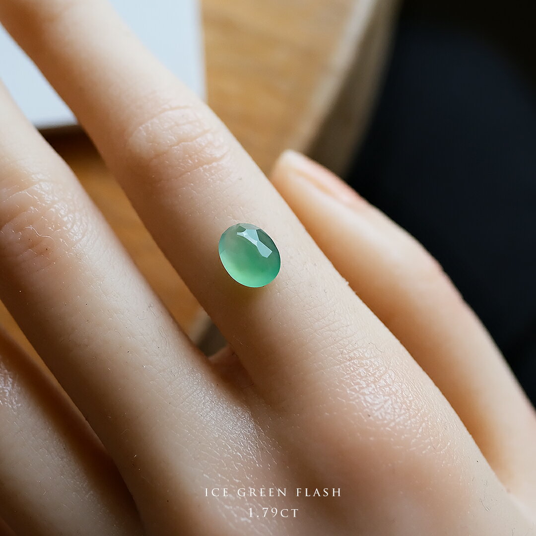 ■ 翡翠選びのポイント 翡翠はよく似た紛らわしい石のほかにも、偽物が大変多く出回っています。 従って、硬玉の中でも、その翡翠が本物か偽物かを見極めることが重要と なってきます。 質の良くない翡翠に染色や樹脂含浸を施し、高価に見せかけたものは...