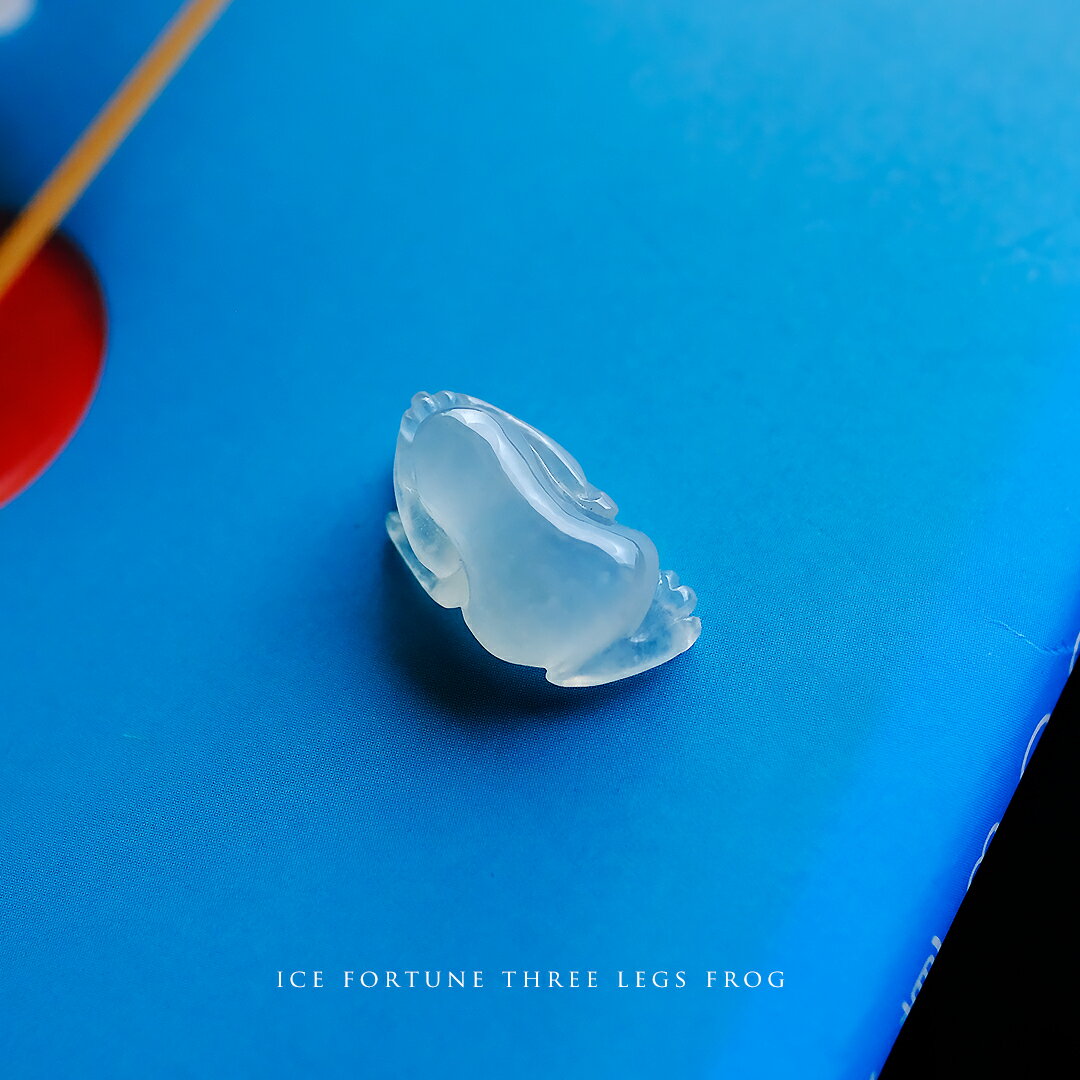 ■ 翡翠選びのポイント 翡翠はよく似た紛らわしい石のほかにも、偽物が大変多く出回っています。 従って、硬玉の中でも、その翡翠が本物か偽物かを見極めることが重要と なってきます。 質の良くない翡翠に染色や樹脂含浸を施し、高価に見せかけたものは...