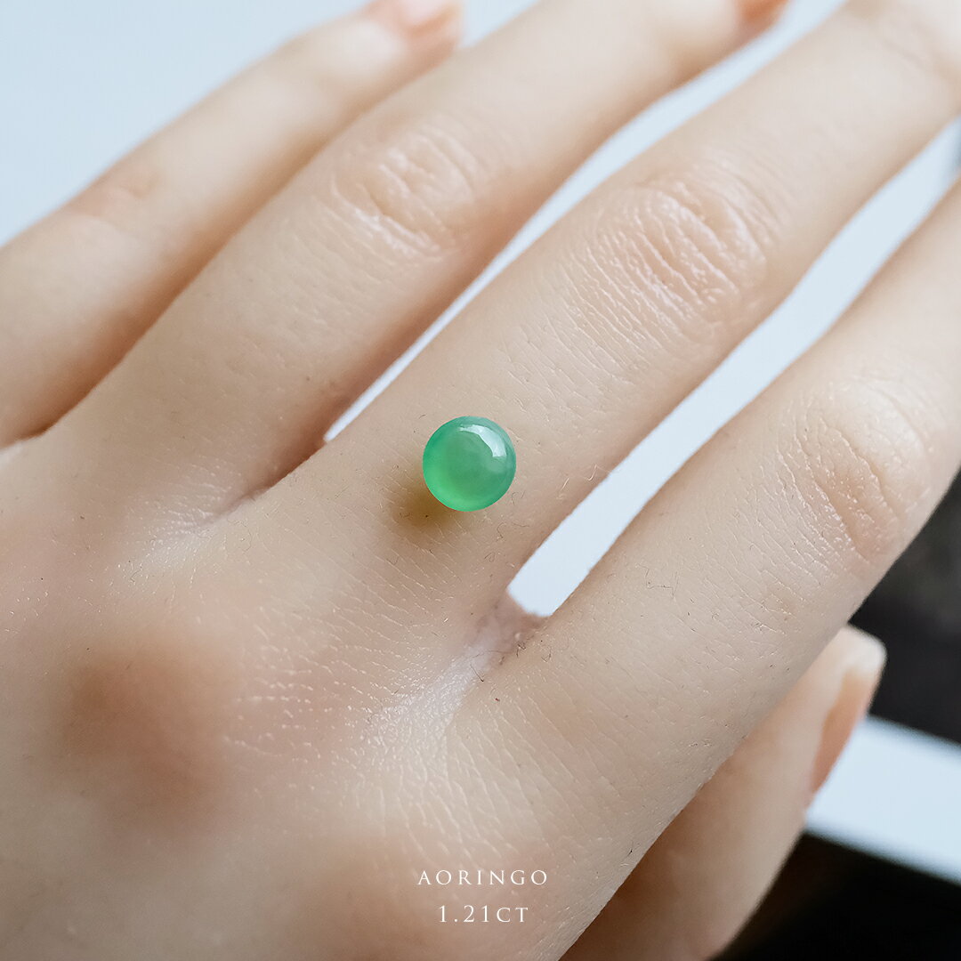 ■ 翡翠選びのポイント 翡翠はよく似た紛らわしい石のほかにも、偽物が大変多く出回っています。 従って、硬玉の中でも、その翡翠が本物か偽物かを見極めることが重要と なってきます。 質の良くない翡翠に染色や樹脂含浸を施し、高価に見せかけたものは...