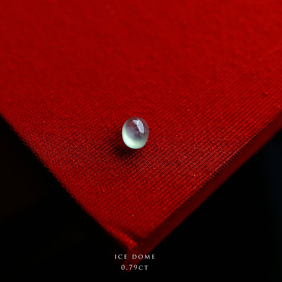 ■ 翡翠選びのポイント 翡翠はよく似た紛らわしい石のほかにも、偽物が大変多く出回っています。 従って、硬玉の中でも、その翡翠が本物か偽物かを見極めることが重要と なってきます。 質の良くない翡翠に染色や樹脂含浸を施し、高価に見せかけたものは...