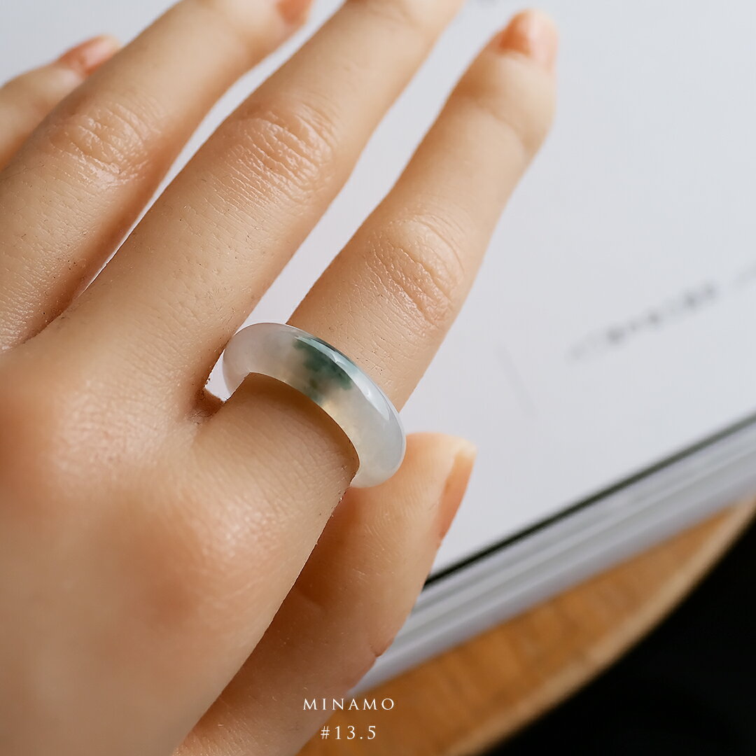 ■ 翡翠選びのポイント 翡翠はよく似た紛らわしい石のほかにも、偽物が大変多く出回っています。 従って、硬玉の中でも、その翡翠が本物か偽物かを見極めることが重要と なってきます。 質の良くない翡翠に染色や樹脂含浸を施し、高価に見せかけたものは...