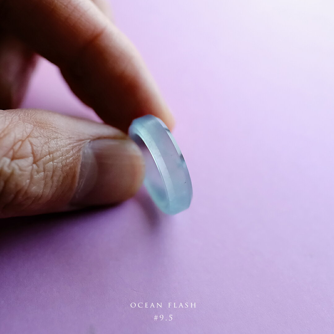 ■ 翡翠選びのポイント 　 翡翠はよく似た紛らわしい石のほかにも、偽物が大変多く出回っています。 従って、硬玉の中でも、その翡翠が本物か偽物かを見極めることが重要と なってきます。 質の良くない翡翠に染色や樹脂含浸を施し、高価に見せかけたも...