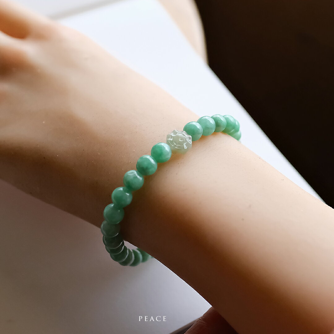 ■ 翡翠選びのポイント 翡翠はよく似た紛らわしい石のほかにも、偽物が大変多く出回っています。 従って、硬玉の中でも、その翡翠が本物か偽物かを見極めることが重要と なってきます。 質の良くない翡翠に染色や樹脂含浸を施し、高価に見せかけたものは...