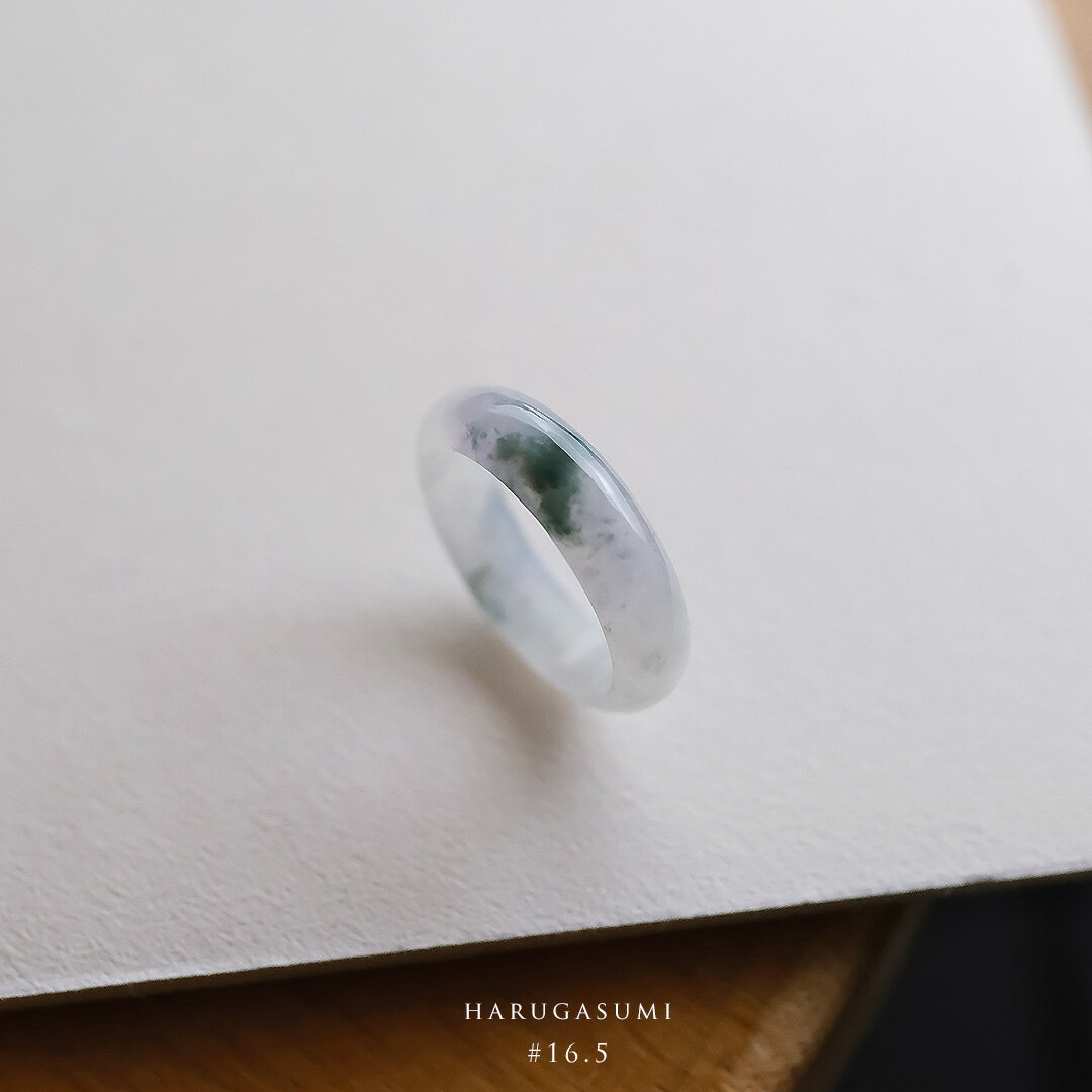 ■ 翡翠選びのポイント 翡翠はよく似た紛らわしい石のほかにも、偽物が大変多く出回っています。 従って、硬玉の中でも、その翡翠が本物か偽物かを見極めることが重要と なってきます。 質の良くない翡翠に染色や樹脂含浸を施し、高価に見せかけたものは...