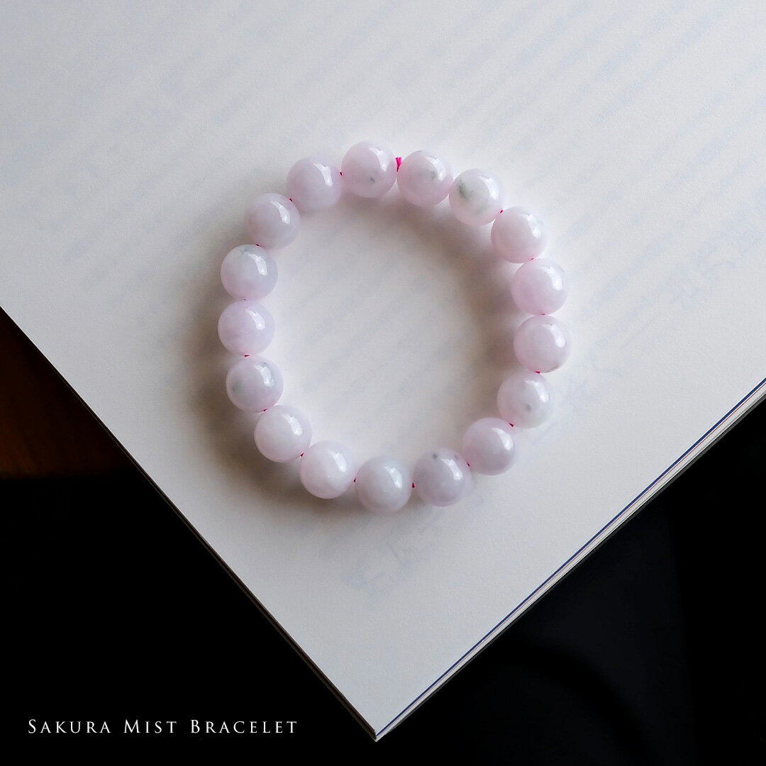 ■ 翡翠選びのポイント 翡翠はよく似た紛らわしい石のほかにも、偽物が大変多く出回っています。 従って、硬玉の中でも、その翡翠が本物か偽物かを見極めることが重要と なってきます。 質の良くない翡翠に染色や樹脂含浸を施し、高価に見せかけたものは...