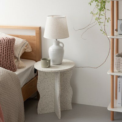 ●テラゾー柄と呼ばれる石の様な模様を施したトレンド感のあるシリーズ。●表面は凹凸のある仕様。●波打つようなフォルムが特徴的な4枚の土台で構成された、置くだけでオブジェの様な雰囲気の出るサイドテーブル。●裏面フェルトシール付き。●テラゾー柄と...