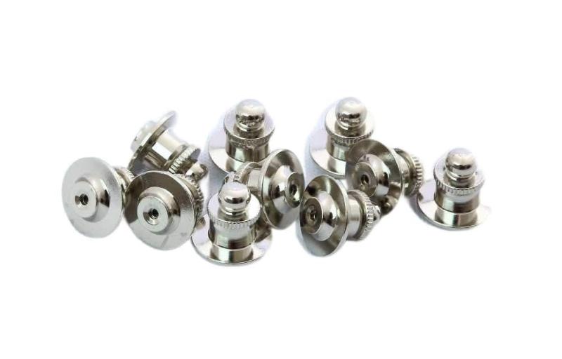 バッチ裏金具（留め具）10個セット　タイタック銀色 バッジ 社章 ピン 学校 会社一般的なバッチ、社章バッチを止める汎用裏金具の10個セットです。ニッケルメッキ（銀色）です。ストッパー機構が付いております。ギザギザ部分を上に持ちあげると緩ま...