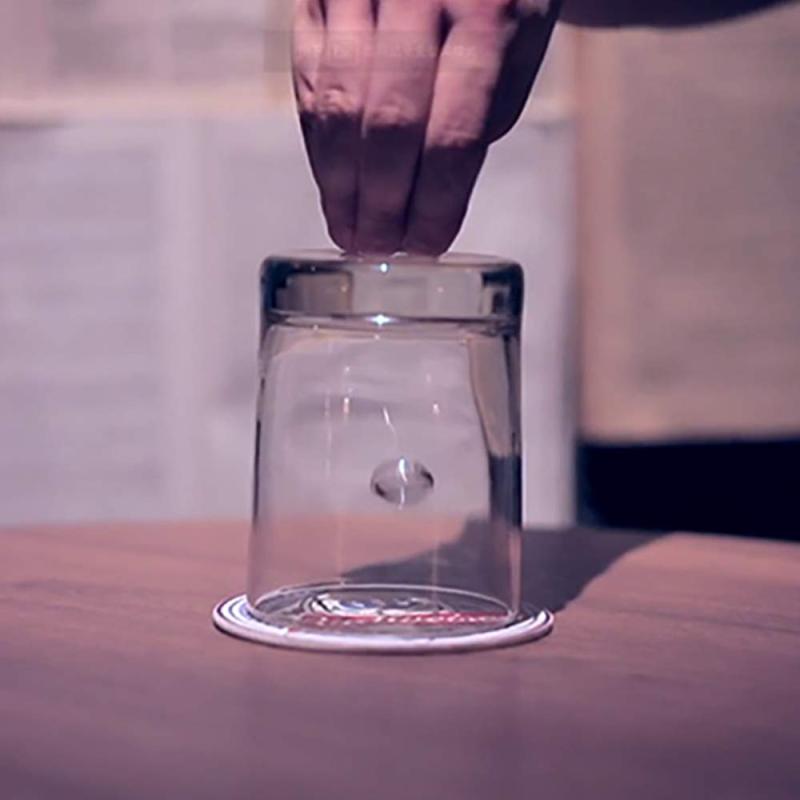 【手品 マジック】Roller Coaster/ローラーコースター コインアピアリングマジック 近景マジック道具古典の大人気のコインマジックが凄い進化をして登場コースターの上にグラスを口を下にして置きます。 1枚のコインをグラスの底に叩きつ...