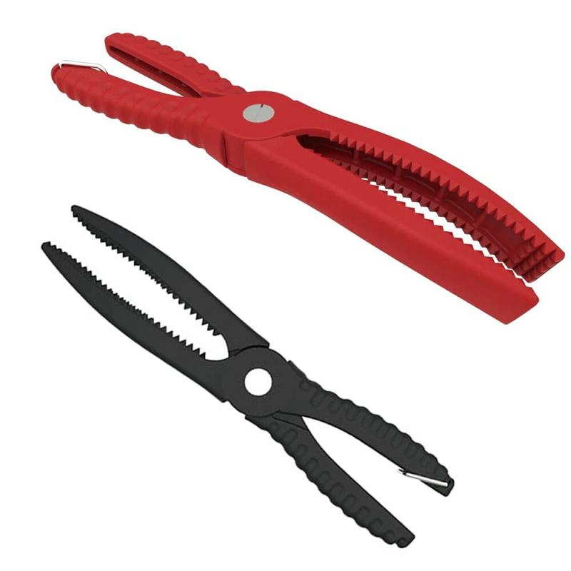 スゴウデRバサミ 色ランダム太刀魚等の歯の鋭い魚や、ヒレの鋭い魚もラクラクつかめますサイズ:全長約27.5cm、閉じたときの幅約4cm、歯部分約14cm、ハンドル部分約12cm製品重量:約213g色指定のご注文はご遠慮下さい。色:ブラック・レッド