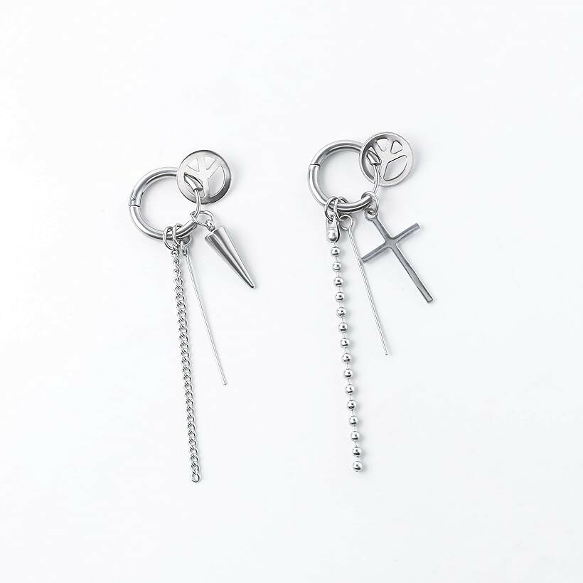 「個性が光るクロス＆フェザーデザイン」左右で異なるモチーフを組み合わせたアシンメトリーデザインが特徴。クロスやスパイク、チェーンなどを絶妙なバランスで配置し、耳元に存在感と動きをプラス。トレンド感あふれるモードスタイルや韓国ストリートコーデ...