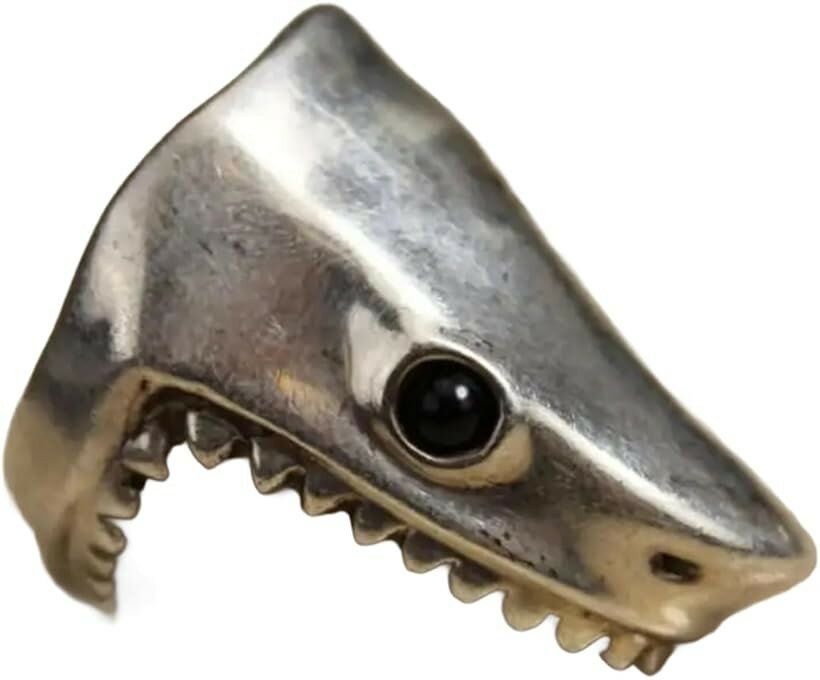 獰猛なサメのフォルムや鋭い牙をモチーフにした、ワイルドで洗練されたデザイン。海の捕食者の象徴を、指先で静かに主張するアイテムです。リングサイズ16号重厚感あるデザインは、ロックやゴシック、パンクスタイルにぴったり。一つで存在感を放ち、周囲の...