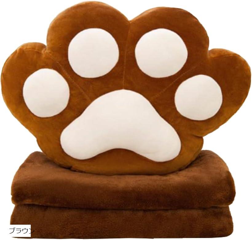 ・ふわふわ素材の柔らかくて肌触りがいい、大判サイズのブランケットが収納されている、肉球デザインのクッションです。・肉球クッションのファスナーの中にはタテ約165cm、ヨコ約90cmの大きめなブランケットが収納されているから、 いろいろなシー...