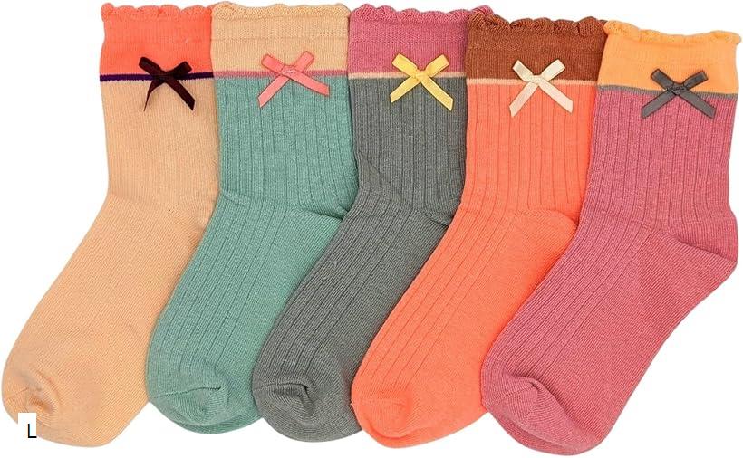 色味が可愛く、履き口のフリルと小っちゃいリボンが付いた、女の子にピッタリなキッズソックスです。キッズソックスはカラーが派手すぎず地味すぎず、優しい色味のくすみカラーが特徴。足元から可愛さをアピール。 女の子らしいかわいいデザインのソックスで...