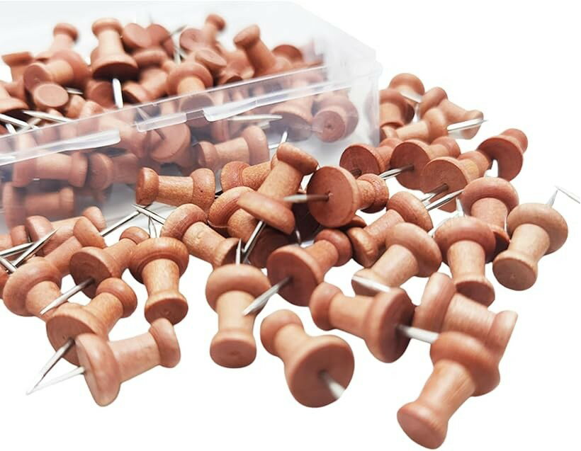 「仕様包装」画鋲x200個、「サイズ(約)」全長23mm 、針部分長さ11mm。「環境に優しい素材」天然木と鋼を使用した画鋲は、耐久性が高く、再利用可能。環境に配慮した選択で、長く安心してお使いいただけます。「使いやすさ抜群」「跡が目立たな...