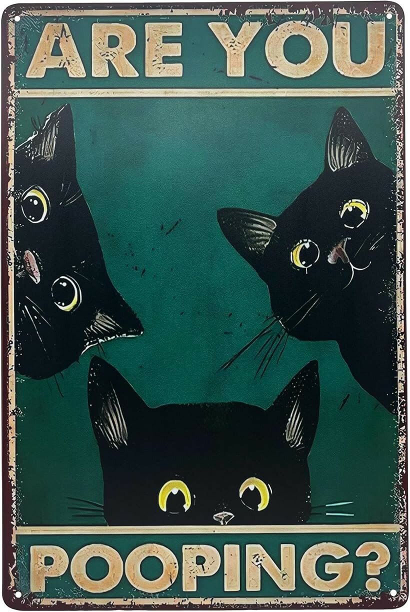 レトロでカワイイ。黒猫3匹がデザインされたブリキ看板です。赤サビは印刷によるものです。サイズ：20x30cm　重量：137g　簡易パッケージ用途例：トイレの装飾・室内インテリア※ 他ネットショップでも併売しているため、ご注文後に在庫切れとな...