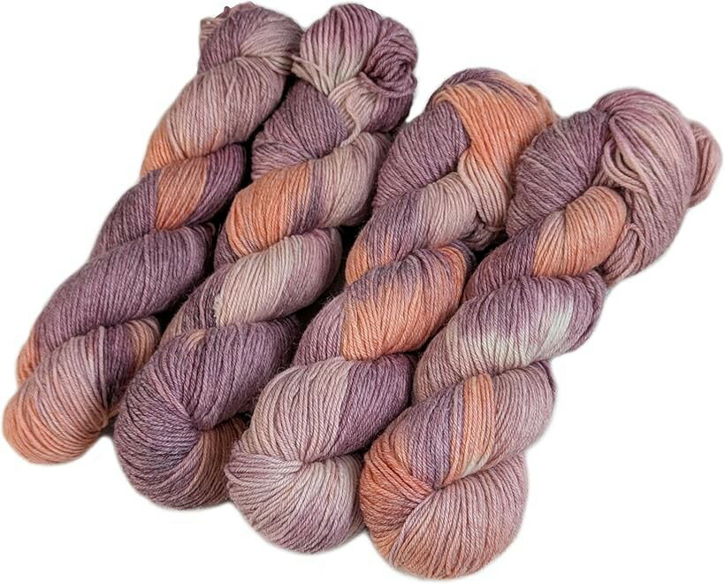 ウールとカシミヤをメインにポリエステルを混紡。職人の手によるハンドダイドヤーン（手染め毛糸）です。美しくナチュラルな色味をいくつか組み合わせて染めているので、1本の糸をどんどん編み進めるだけで、おしゃれなまだら模様があらわれる楽しい編み糸で...