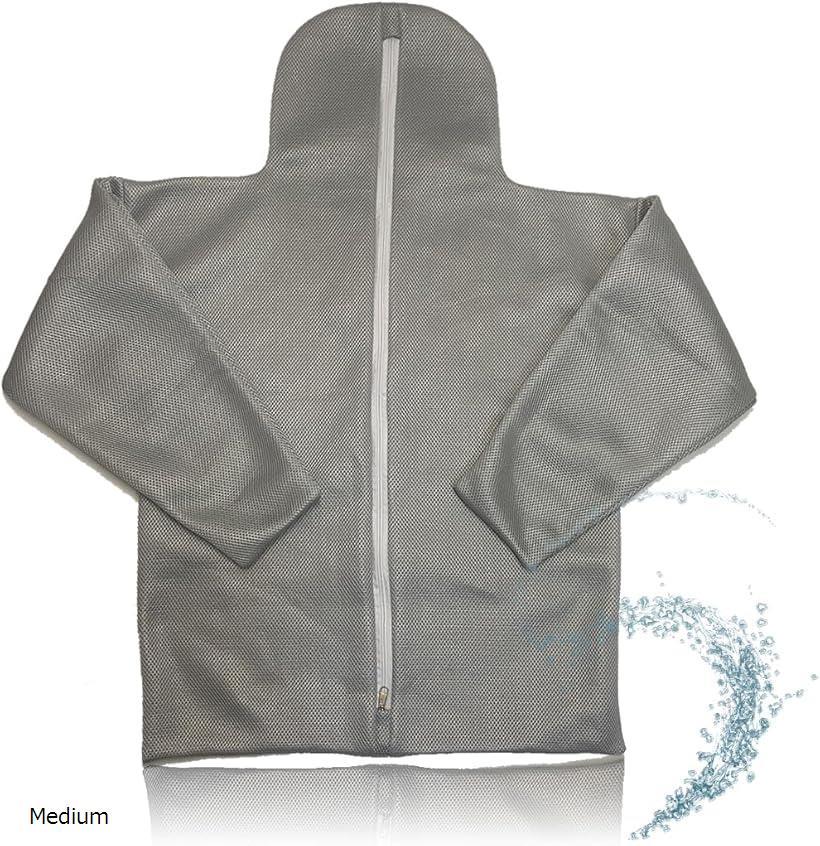 「アウトドアで使用するレインウェアの性能維持に必要な洗濯ネット」レインウェア洗濯の新常識：レインウェアの形状に合わせたレインランドリーネットは、生地全体の汚れを洗浄し、洗剤残りも防ぎます。クッション性のあるメッシュ素材が生地を保護しながら洗...