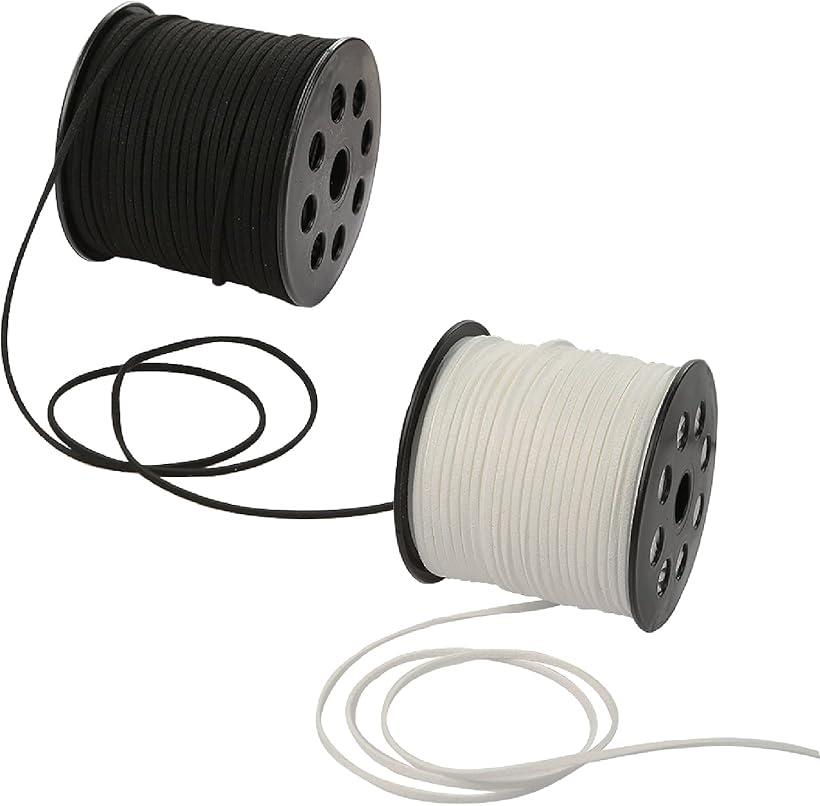 ・ハンドメイドに最適なスエード調の革ひも2色セットです。カラーはクラシックなホワイトとブラックのご用意です。それぞれ幅3mmx90mで、たっぷりと存分に使って頂けます。・本革のような風合いを再現しているため、ブレスレットやチョーカー・ミサン...