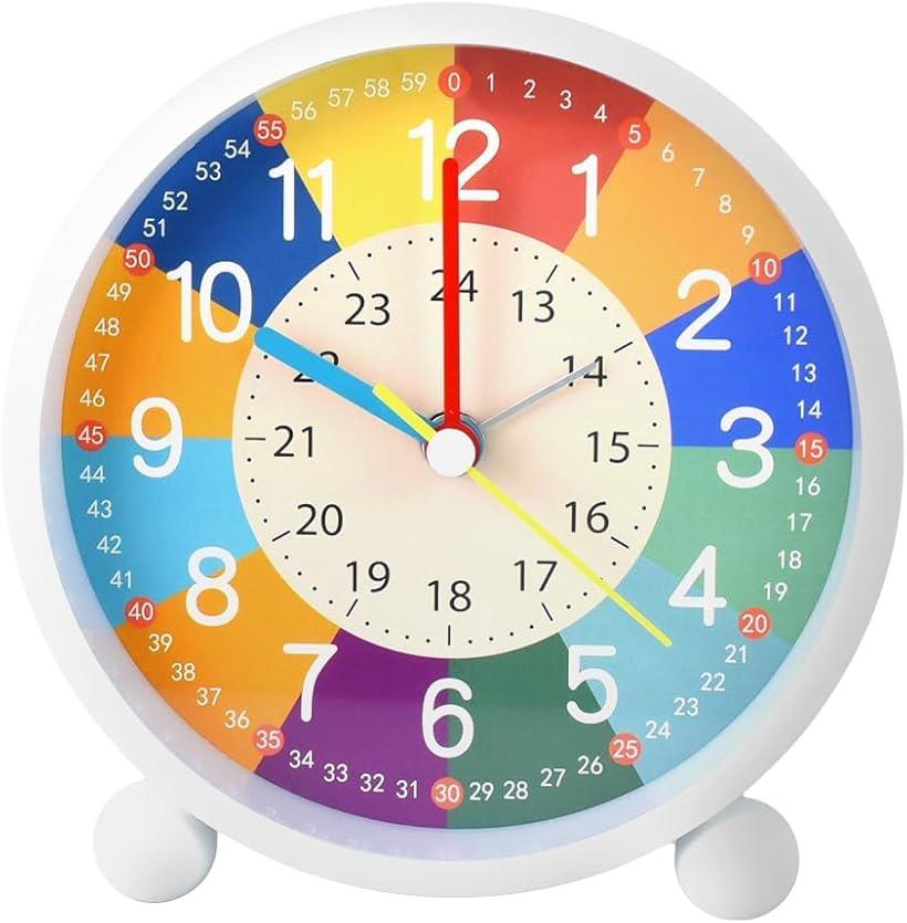 丸みを帯びた可愛らしいフォルムが特徴的な目覚まし時計です。1時間ごとに目盛りが色付けされているため、子供から大人まで世代問わず見やすいデザインに仕上げました。12時間制の文字盤だけでなく、内側には13時～24時の文字盤も記載されています。分...