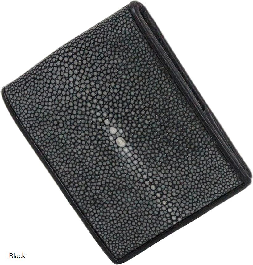 ・表面は硬質な光沢感が特徴的です。それは表面の細かい突起を研磨することで、より光沢感がでるポリッシュ加工を施しているためです。特に模様は、ビーズを敷詰めたような美しさで“海の宝石”とも言われています。財布としてエイ革の素材は珍しいですが、エ...