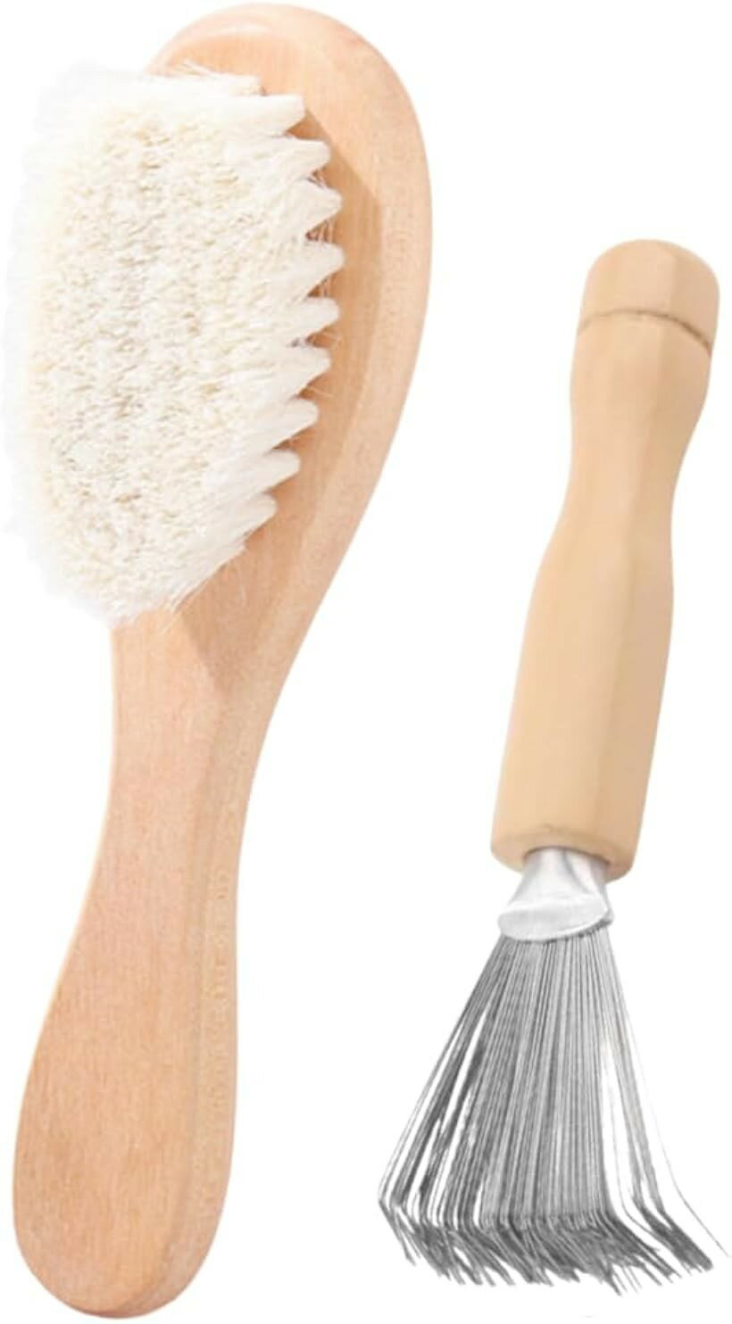 「ぬいぐるみのお手入れセット」思い出がつまったぬいぐるみをケアするブラシセット。ぬいぐるみの形に沿って定期的にブラッシングすれば、いつもフワフワ・サラサラなぬいぐるみに。お子様の思い出をケアするオススメアイテム。「毛並みを揃える羊毛ブラシ」...