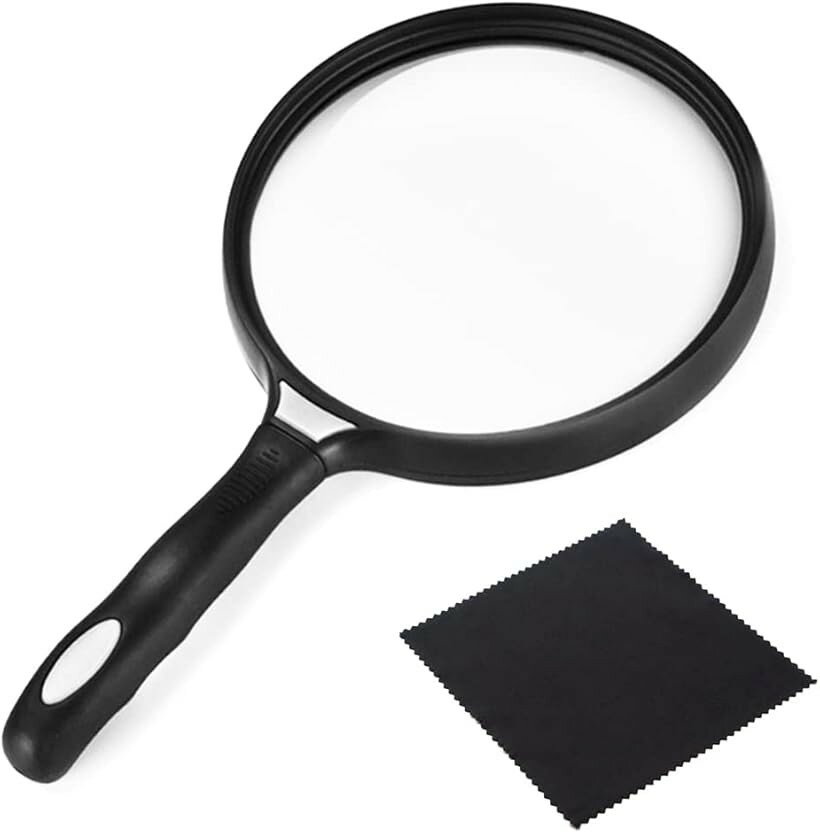 「特大ルーペ」外径140mm、レンズ径128mmのビッグサイズの拡大鏡です。シンプルな手持ちタイプで使いやすく、理科の実験や読書、地図、図面、資料、新聞や小さな文字の読み物など、幅広い用途にお役立て頂けます。「大きくて扱いやすい」持ち手部分...