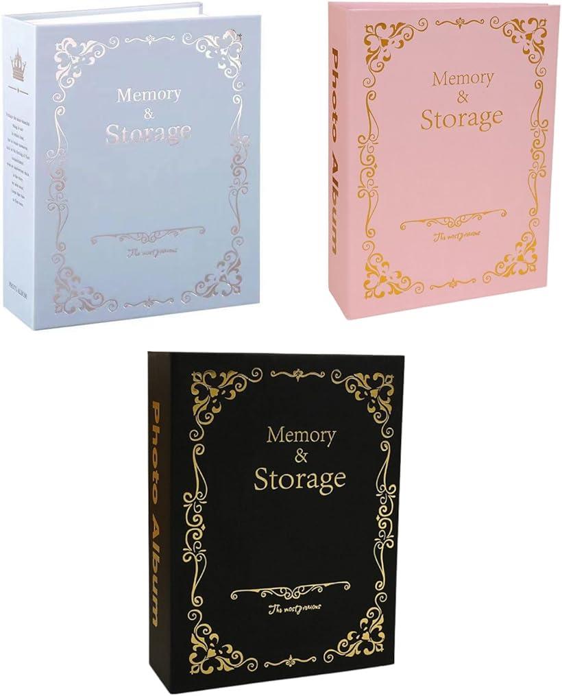 アンティーク調で可愛らしいフォトアルバム3カラーセットです。カラーはピンク、ブルー、ブラックの3冊となります。はがきサイズ、KG判の写真を1冊あたり100枚、3冊で300枚収納可能です。はがきホルダーとしてもご活用いただけるフォトアルバムで...