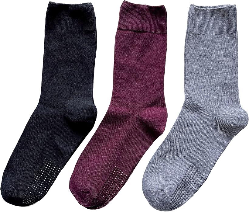 「サイズ」22-24cm　お買得3足セット　色はお任せください。「素材」ポリエステル・ポリウレタン ＊足底にスベリ止めが付いています。フローリングの上でも安心です。心地よい肌触り。伸縮性のある快適な靴下です。口ゴムゆったりのやわらかタイプで...