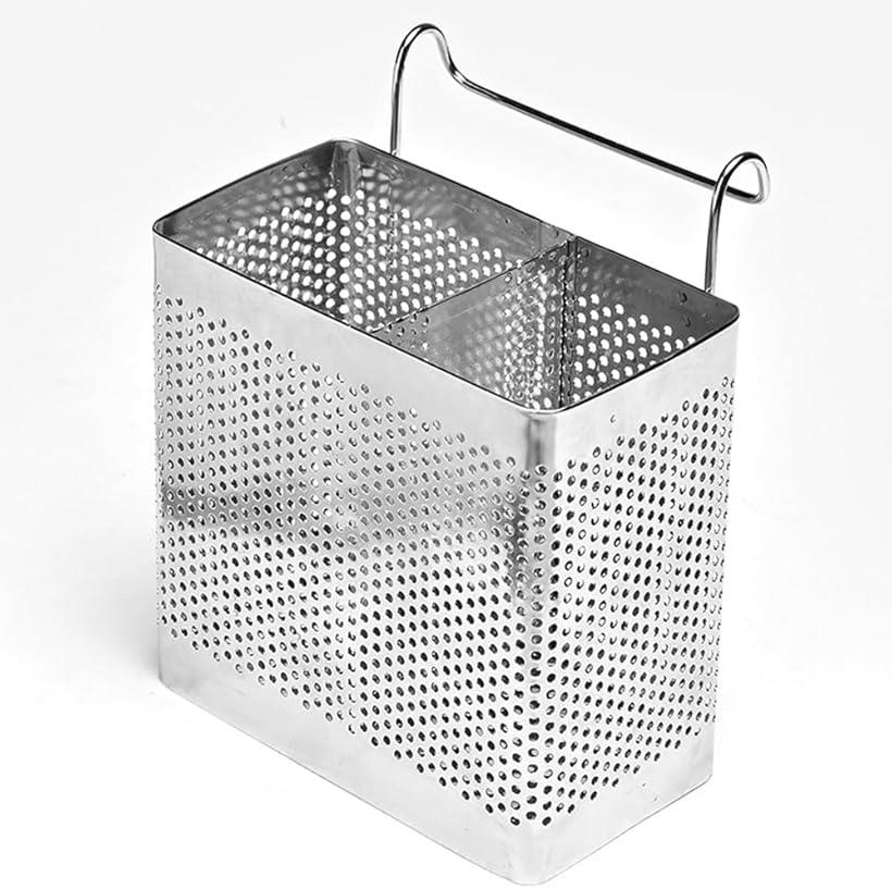 「フック付き箸立て」水切りカゴに掛けて使用できる箸立てです。机に置いて使用することもできる商品です。全面に穴が開いているため水切り機能も抜群に良くカトラリーを清潔に乾かすことができます。「仕切り付き」真ん中に仕切りが付いているためツールを分...