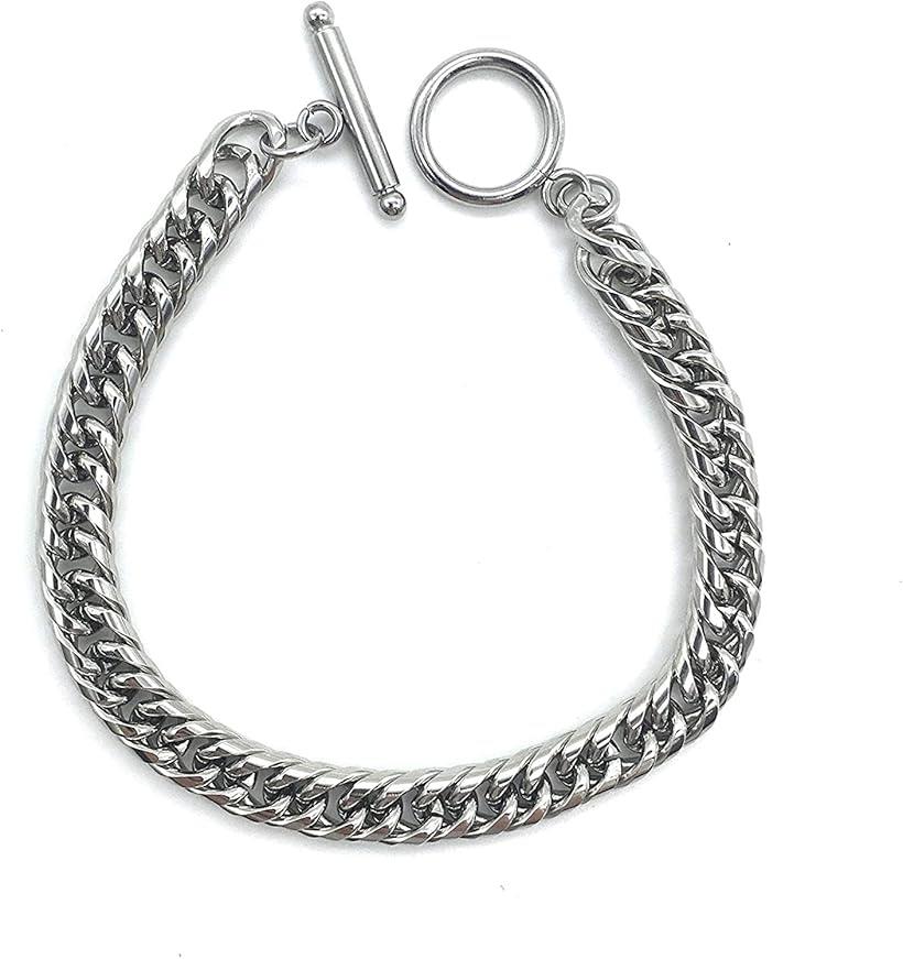 ブレスレット長：約18cm幅：約0.9cm素材：ステンレス合金「人気のデザイン」人気のチェーンブレスレット。少し太めの存在感のあるブレスレットです。T字フックを〇に通して固定するタイプです。「安心なステンレス素材」ステンレスは錆などに強く耐...