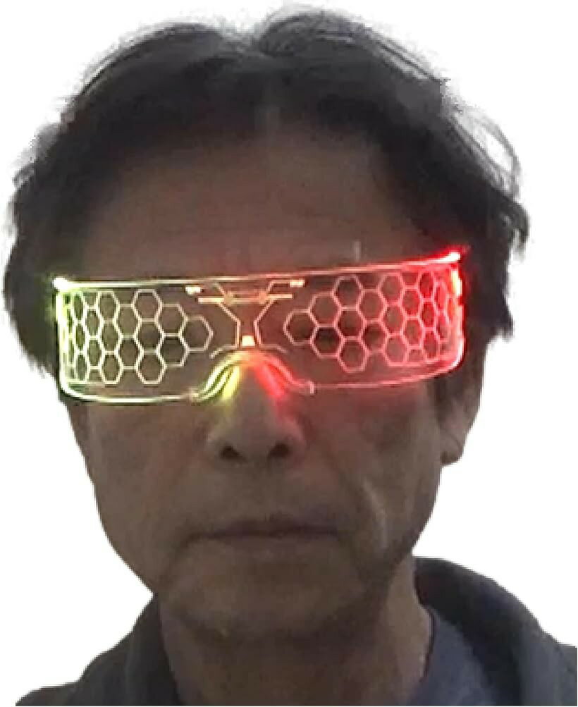 近未来的なスタイリッシュなデザイン。光るサイバーパンク風メガネです。7色のカラーバリエーションと複数の点滅パターンを楽しめます。左右個別に点滅パターンを設定可能です。アクリルレンズですが、鼻当て部分にフィットするシリコンパーツが付いています...