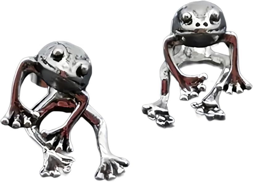 細部まで丁寧に作られたフォルムは、どこかコミカルでいて、どこかリアル。シルバートーンの落ち着いた輝きが、大人の遊び心をさりげなく引き立てます。「無事に帰る」「お金がカエル」など、縁起物としても人気のカエルモチーフは、お守り感覚でもおすすめで...