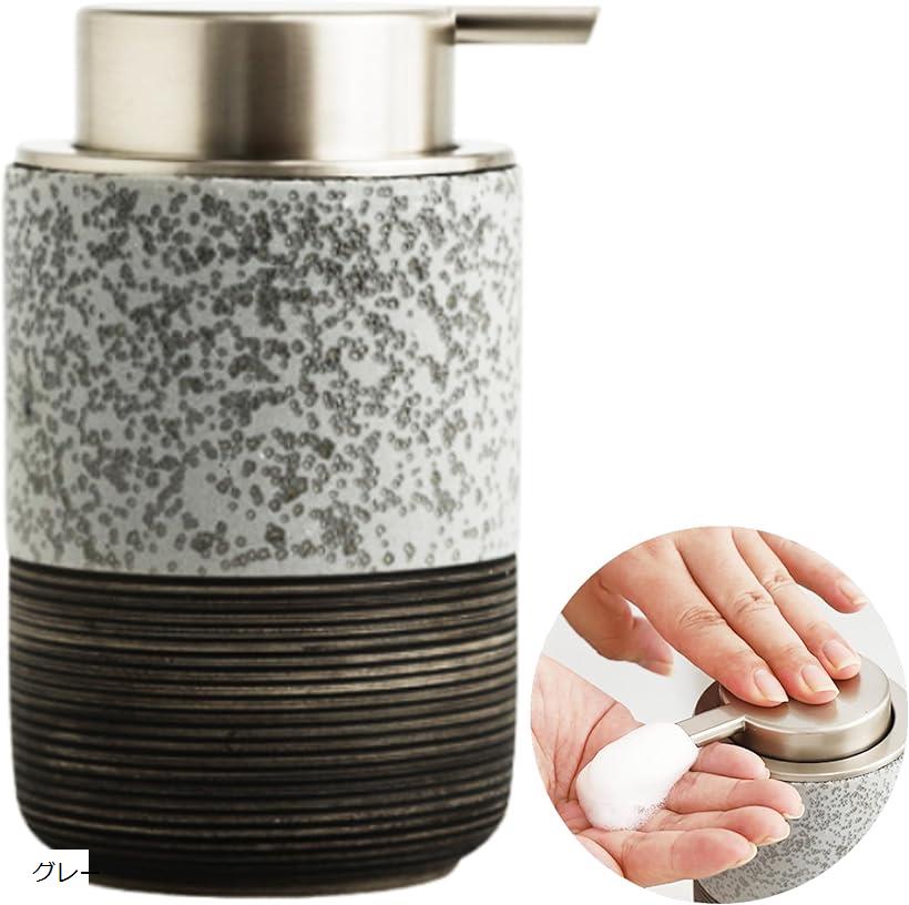 「陶器製で上品なディスペンサー」本品は、見た目がとても上品で品があり、陶器の温かみとマット釉薬の質感が、洗面所やキッチンなどのインテリアに自然な美しさを加えてくれます。泡を押し出すプッシュヘッドは平らで、手首や肘などを使っても操作が可能で、...