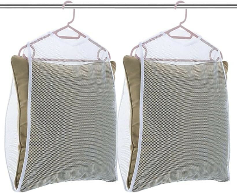 「大切な枕をしっかり乾燥ケア」枕干しネット2枚セットは、洗えない枕やぬいぐるみを簡単に天日干しできる優れもの。たっぷりサイズでクッションなど大きなアイテムも干せて便利。屋外・室内のどちらでも使え、ハンガーにかけるだけで手間いらず。毎日のお手...