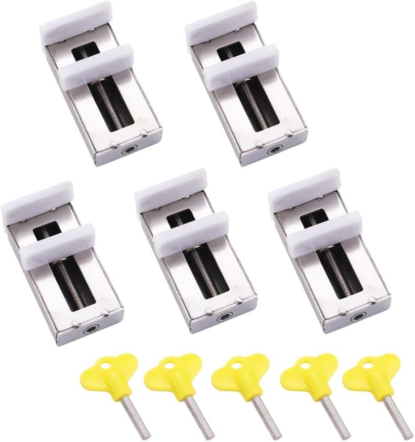 「防犯対策」メインの鍵に加えてサッシ窓を二重でロック。専用キー式で不正開錠も防ぎ、防犯性が格段に向上します。「頑丈設計」耐久性に優れたステンレス製でサビにくく、風雨や直射日光にも強いので屋外使用にも最適です。「工具不要」ネジ式で少しずつ締め...