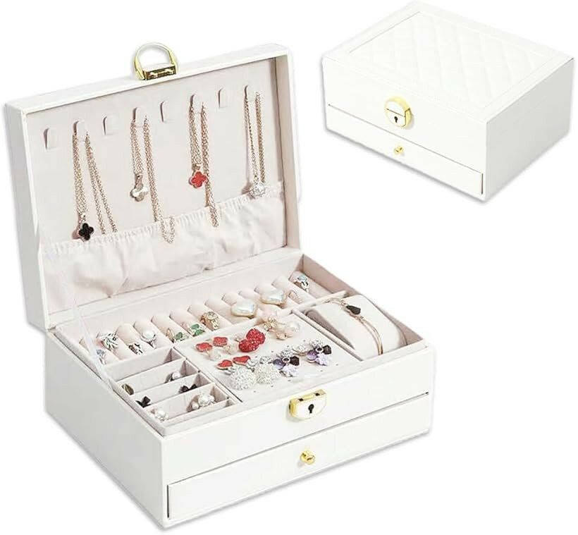 「アクセサリー収納ボックス」大容量の引き出し付きのジュエリーボックスです。高級感のあるPUレザー素材。さらに蓋表面にほどこされたステッチがゴージャスな雰囲気。鍵付で高級感あるゴールドの留め金がポイントの宝石箱です。「キレイに分類収納可能」ご...