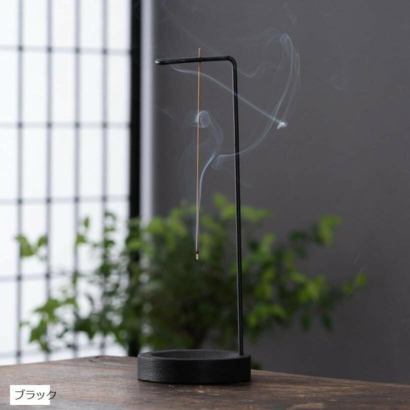 スマートなデザインがインテリアとしても。吊り下げるように取り付けるお香スタンドです灰は真下の受け皿に落ちるので スペースもとらず掃除も簡単です。お香の太さはホルダーに挟める範囲で様々なサイズの物をご使用頂けます。シンプルかつ実用的なデザイン...