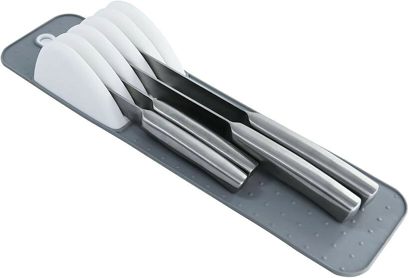 「包丁がサッと片付く」5本の包丁を横に並べて収納できるスリム設計の包丁立てです。調理中もサッと取り出して収納でき、キッチンをすっきり整頓できます。「刃先を痛めない」刃の当たる部分にはシリコン製のパッドが付いており、出し入れの際に刃こぼれや摩...