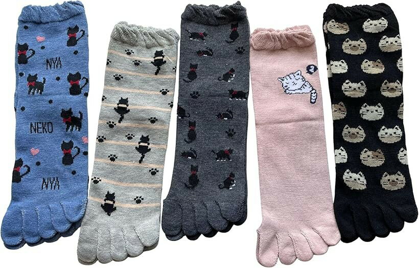 ねこ柄5本指ソックス5足組。色と柄はお任せください。画像のような組み合わせです。サイズ展開: レディース向け22-24cmサイズ、足にフィットする5本指設計で快適な履き心地を実現素材構成: ポリエステル・綿・ポリウレタンのブレンド素材を使用...