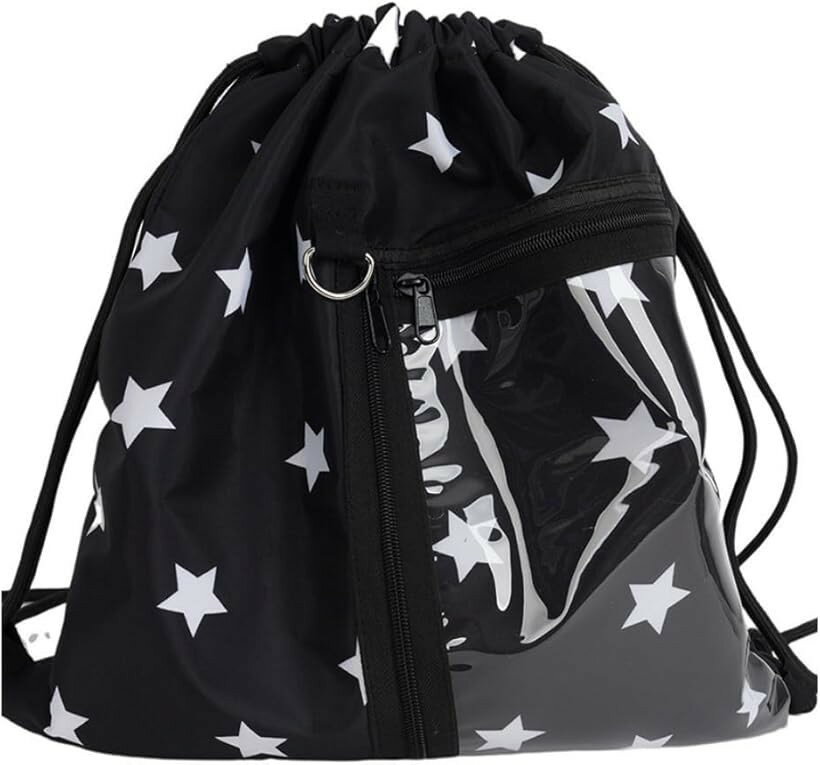 「推し活に最適」窓付きデザインで缶バッジやアクスタを自由に装着、自分だけの推し活バッグが完成。「大容量デザイン」A4サイズやジムウェアもすっぽり収納。通学や旅行にも最適な頼れるサイズ感。「軽量素材」丈夫で軽い素材を使用。肩に負担がかかりにく...