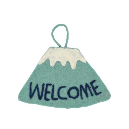 玄関を彩るかわいい壁掛け♪ディスプレイ 飾り 装飾 可愛い ドアフェルトで玄関やお部屋に飾れる壁かけを作りました。フェルトで作られた富士山はゆるっとした仕上がりになっています。1つ1つ手作業で作られるフェルトアイテム。ヒツジの毛を広げて石鹸...