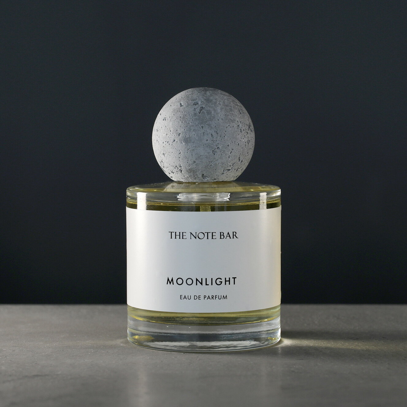 オリジナルコスメ - MOONLIGHT（ムーンライト）／50ml君の香りが　夜を溶かして 月の光が　僕らを包む 言葉なんていらない ただ　君と同じ呼吸をしていたい 使用方法手首や首筋、耳の後ろなど、体温の高い部分に適量をスプレーしてご使用...