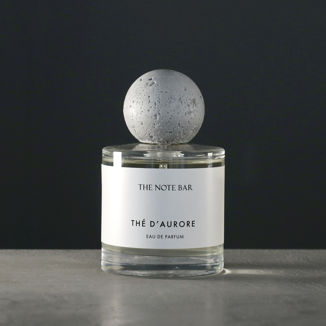 オリジナルコスメ - THE D’AURORE（テ・ド・オロール）／50ml夜明けの光が、静かにカップを照らす。 グリーンティーの透明な香りが、 果実の甘さとともに、空気に溶けていく。 眠りの余韻と、始まりの気配が交わる瞬間。 それは、心を...