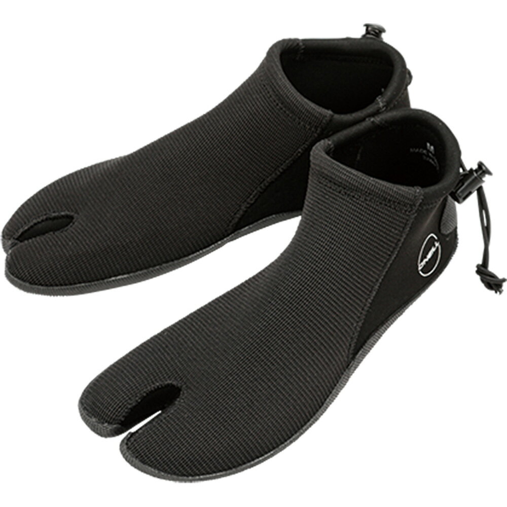 柔軟な薄型ラバーソールによって素足感覚のフィッティングとグリップ力を発揮する、ロングセラー・ソックス。 畳むとボードショーツのポケットに収納できる、コンパクトな設計です。 足首のフィット感を調整できるドローコード付き。 ・カラー:ブラック ...